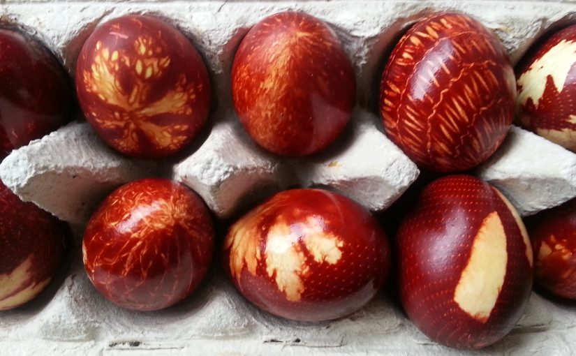 Bunte Eier mit Zwiebelschalen – Mondberg